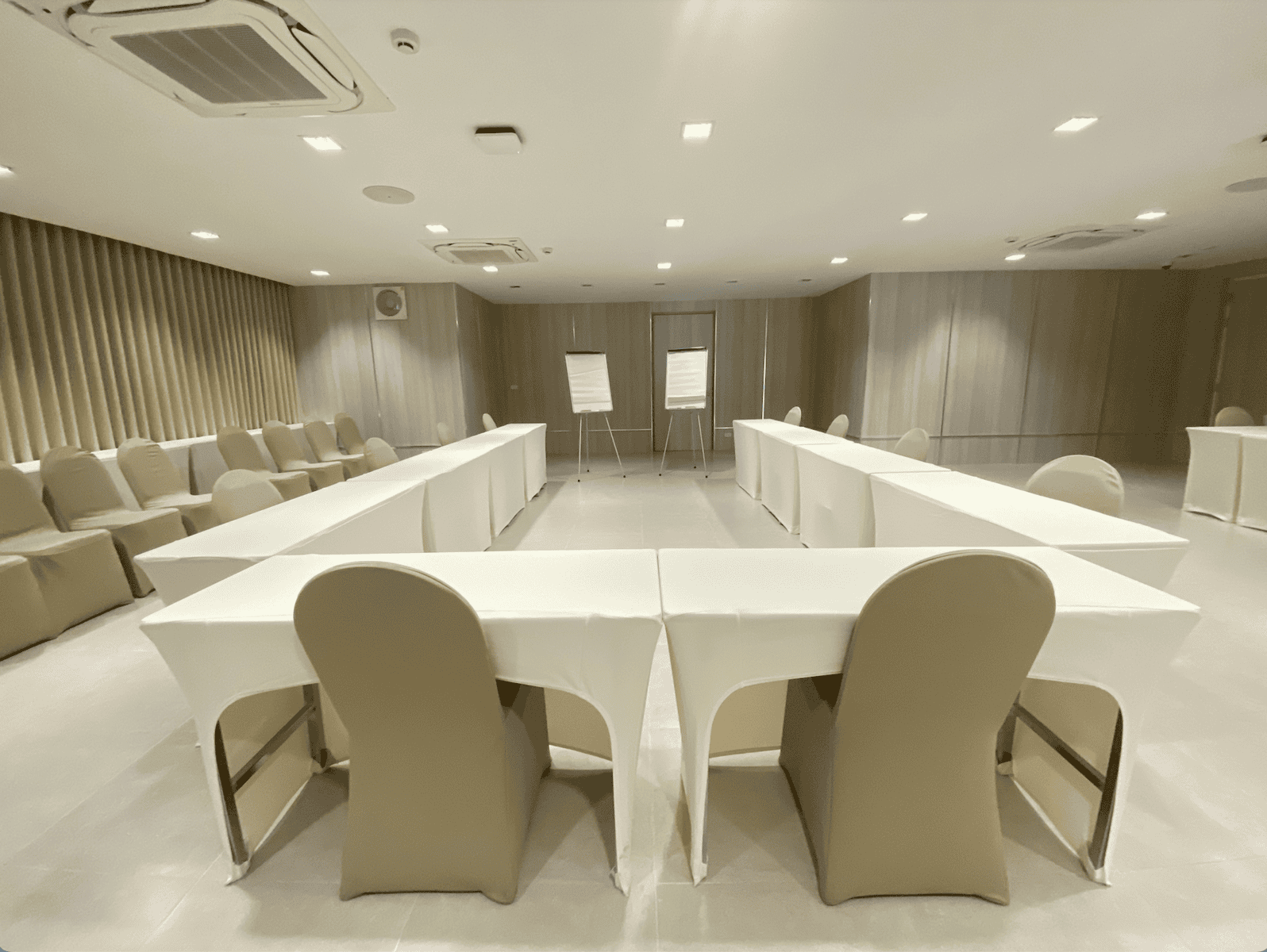 Watsana Room - Ratchapruek Hall & Workspace